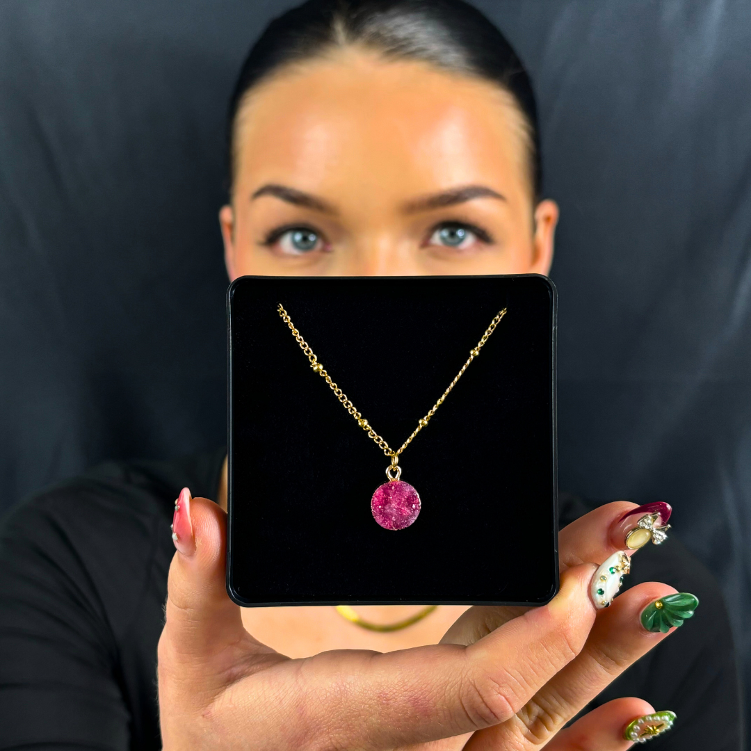 Unik natursten smykke med smuk pink natursten - skab et stilfuldt look ...